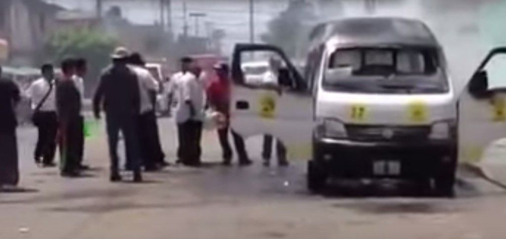 Extorsionadores incendian combi en Nezahualcóyotl