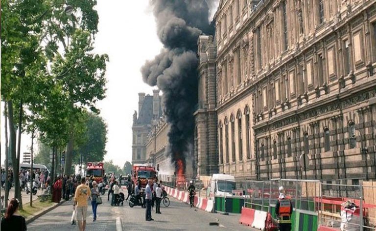 Incendio en la fachada del Louvre