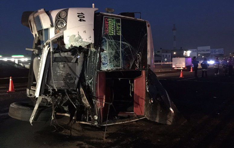 Volcadura en la Autopista México-Puebla deja al menos 25 lesionados
