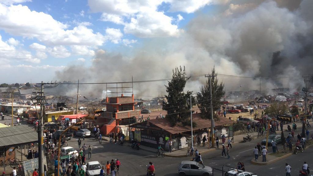 Explosiones en mercado de cohetes de Tultepec dejan al menos 26 muertos
