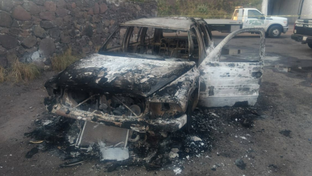 Hallan tres cuerpos en camioneta calcinada en Guanajuato