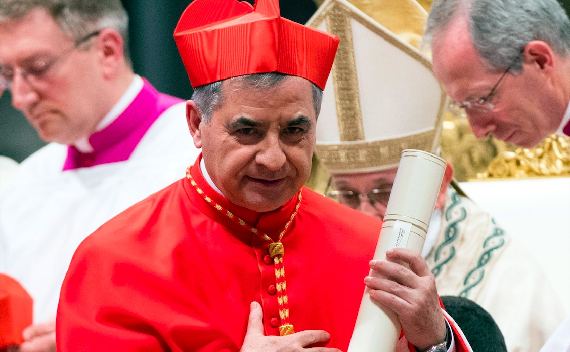 Las dos mujeres y la llamada al papa que agitan el juicio al cardenal Becciu
