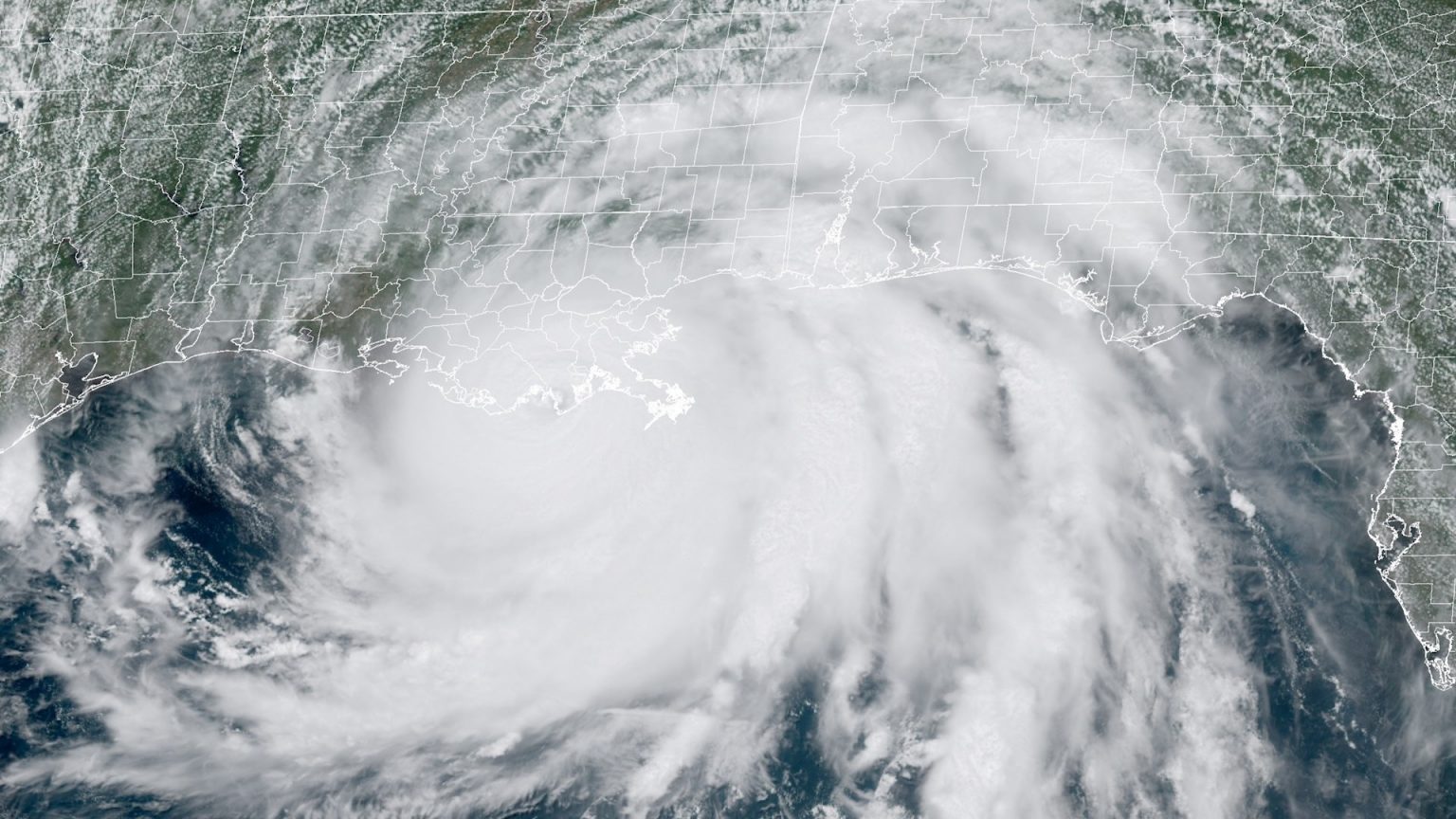 Ida se frena y aumenta su peligrosidad en Louisiana