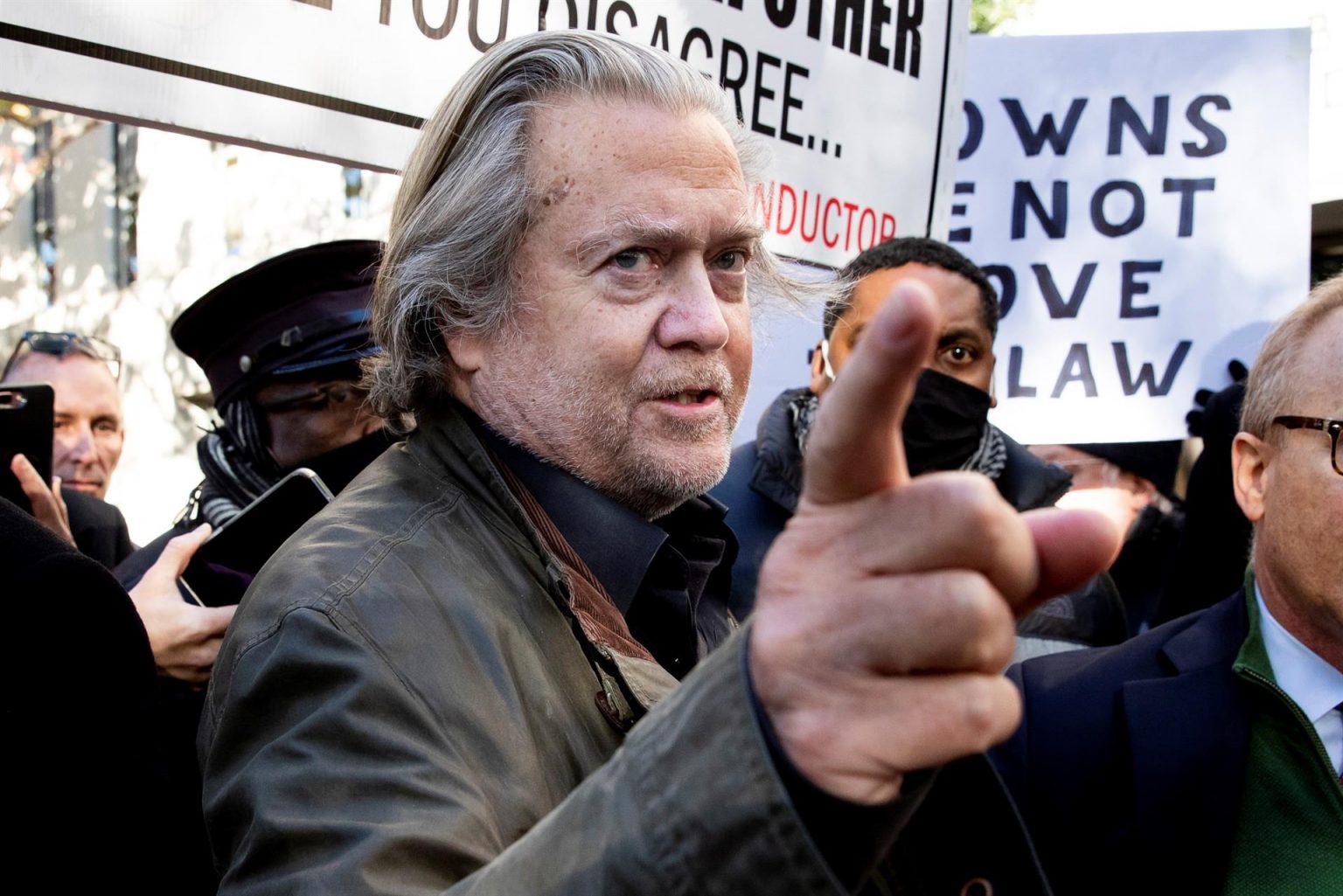 Steve Bannon se declara "preso político" previo a tener que ingresar a ...