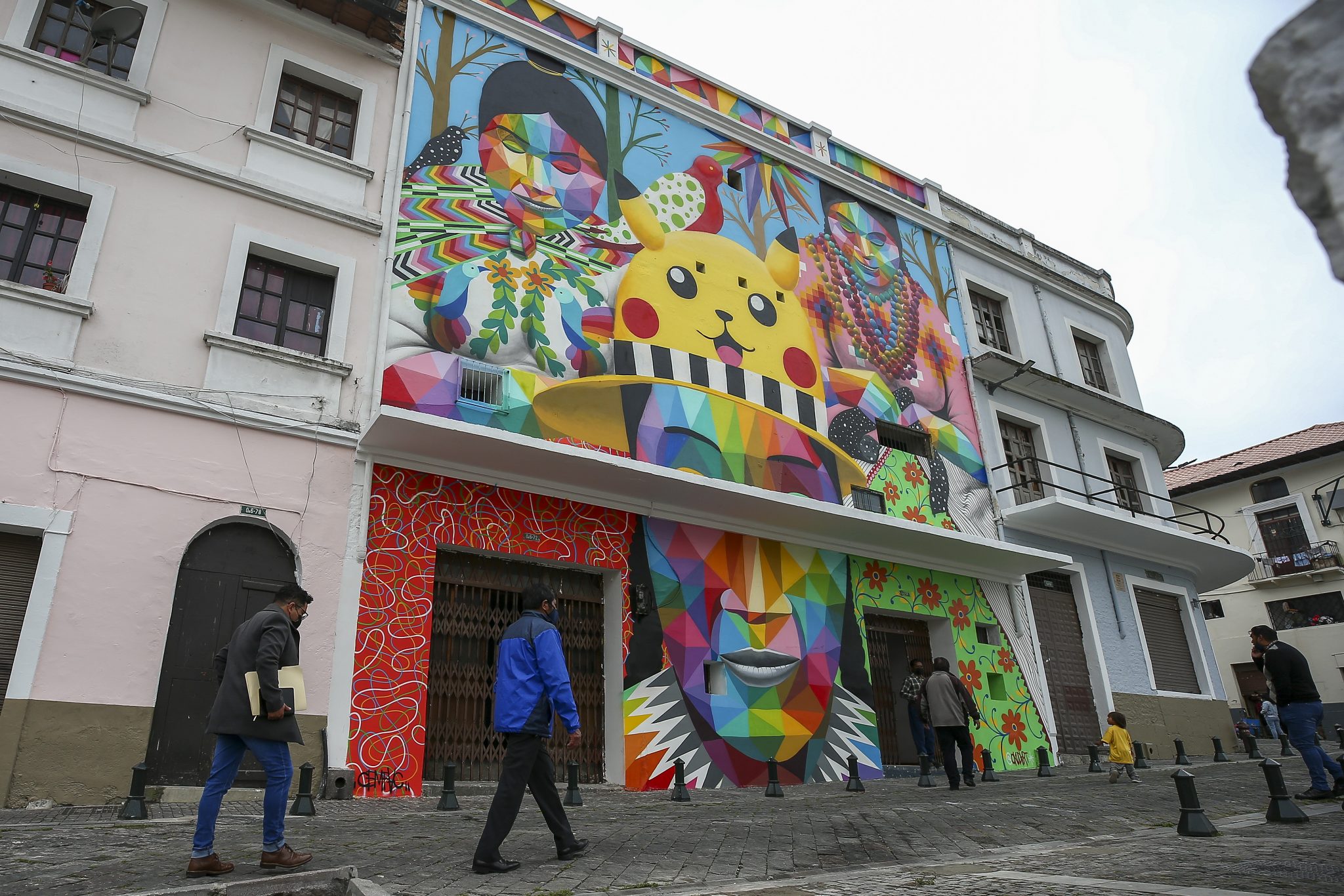 Lanzan pintura contra el Pikachu que el artista Okuda dibujó en Quito