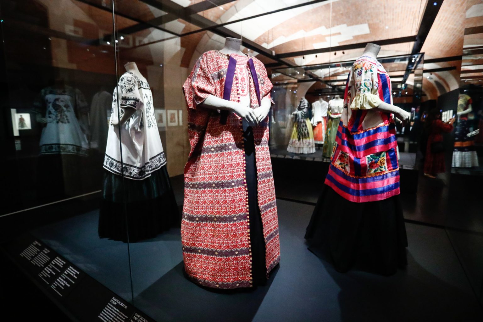 Museo de la Moda de París celebra a Frida Kahlo y la aleja de los clichés