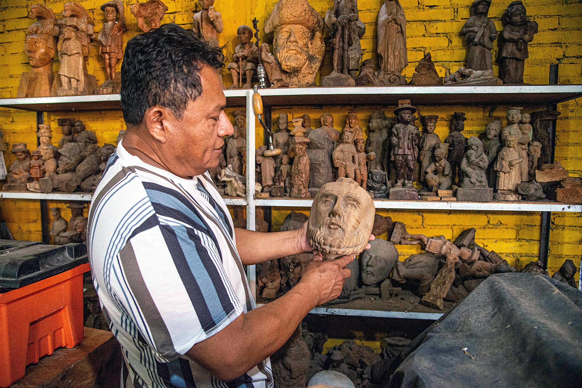 Artesanos de Chiapas preservan el patrimonio del arte tallado en madera