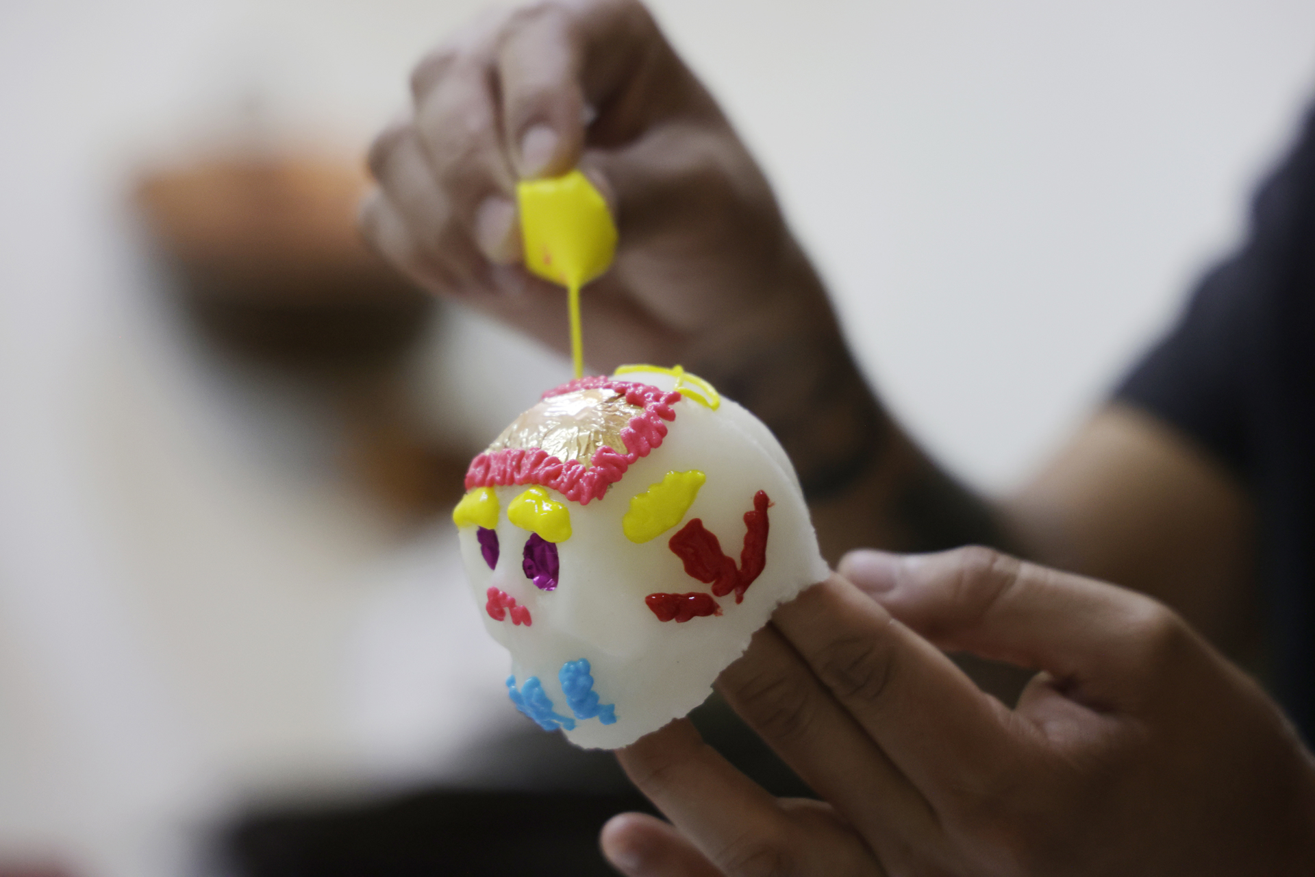 Familia conserva tradición de fabricar calaveras de azúcar