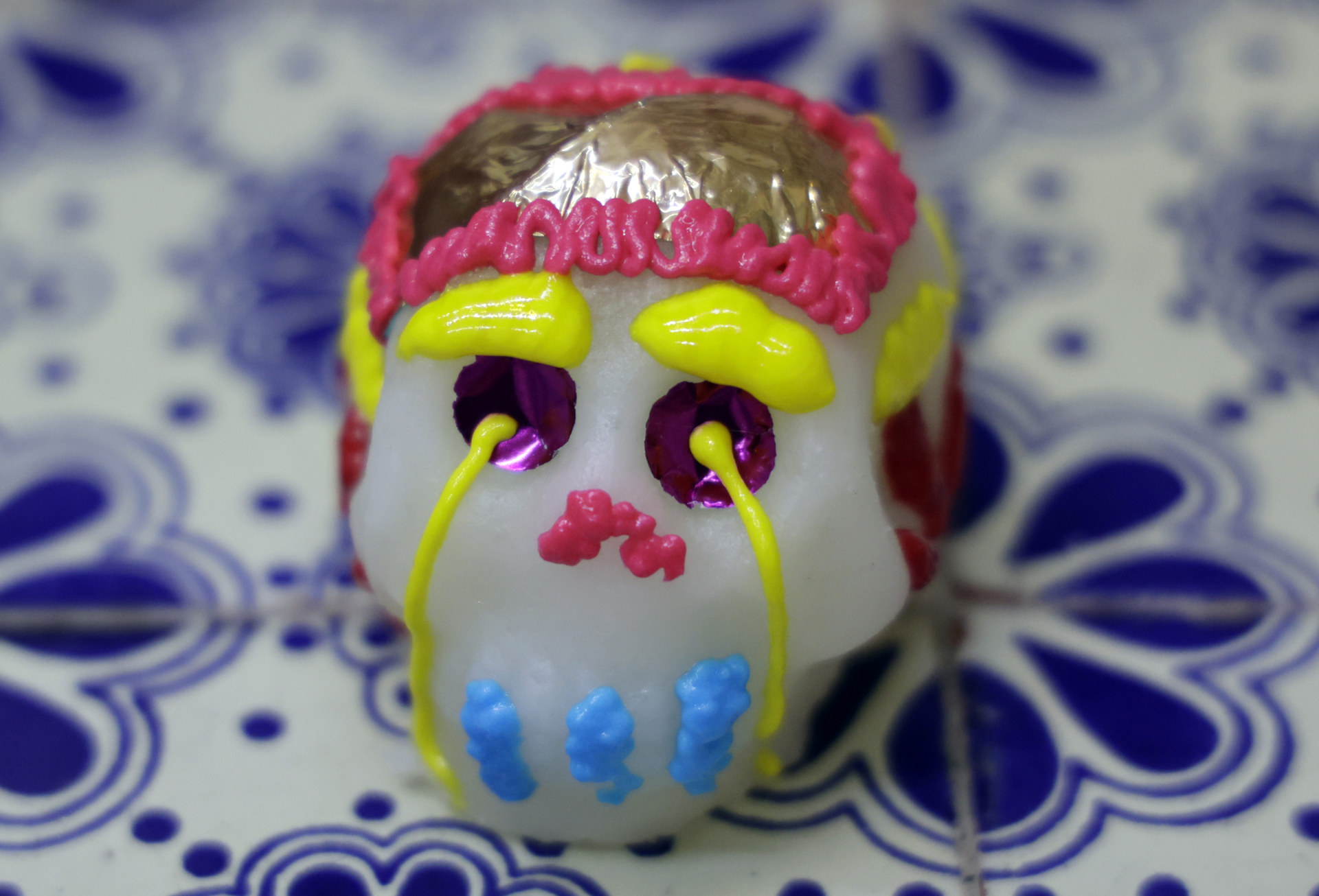 Familia conserva tradición de fabricar calaveras de azúcar