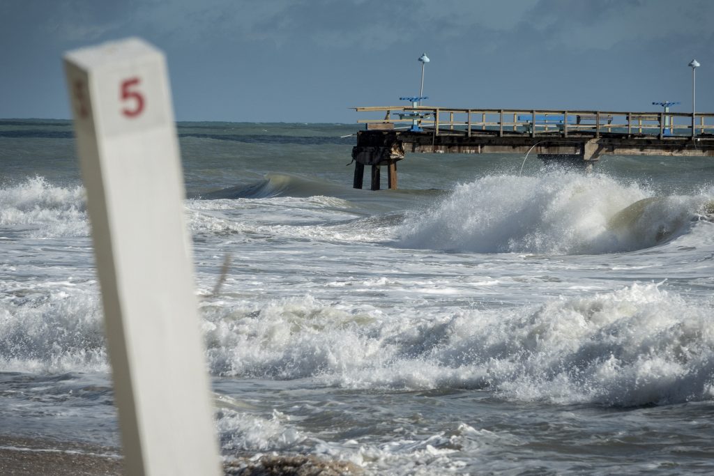 Muere hombre de paro cardíaco tras impacto de Nicole a su embarcación