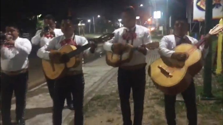 #Video Llevan serenata a AMLO en su quinta de Palenque por su cumpleaños