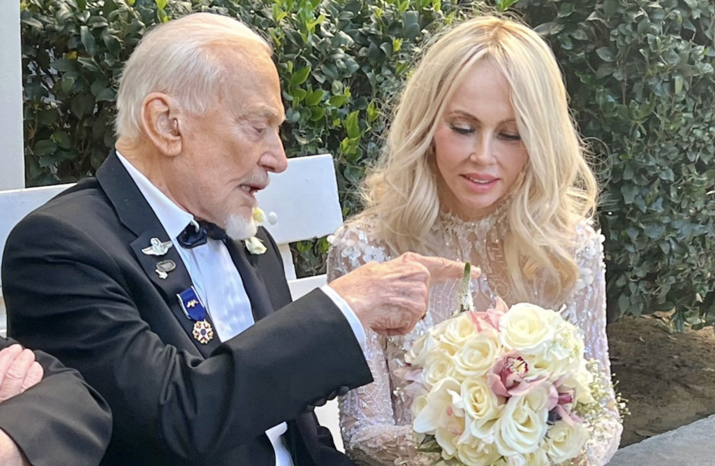 El astronauta Buzz Aldrin se casó por cuarta vez a los 93 años