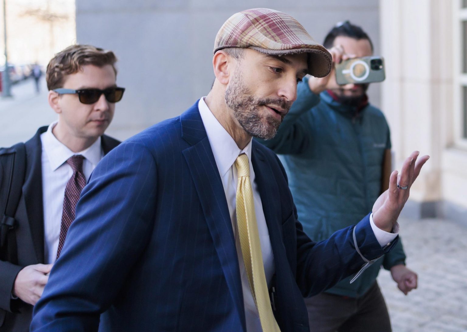 AMLO analiza denunciar a César de Castro, abogado de García Luna, por ...