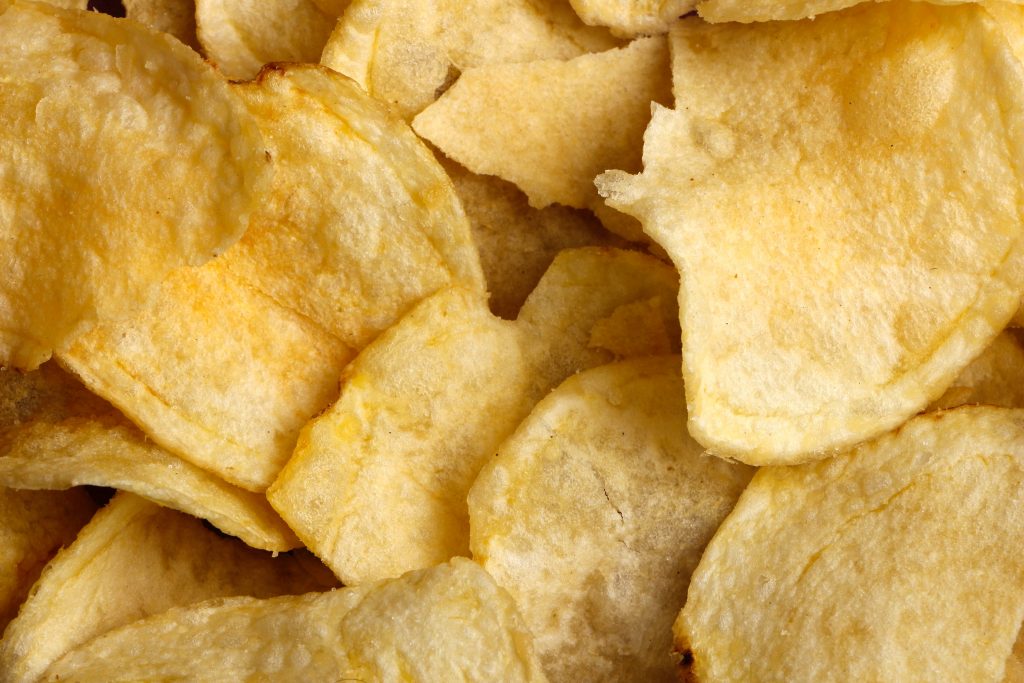 Mexicanos consumen 7.8 kilos de papitas al año pese a daños a la salud