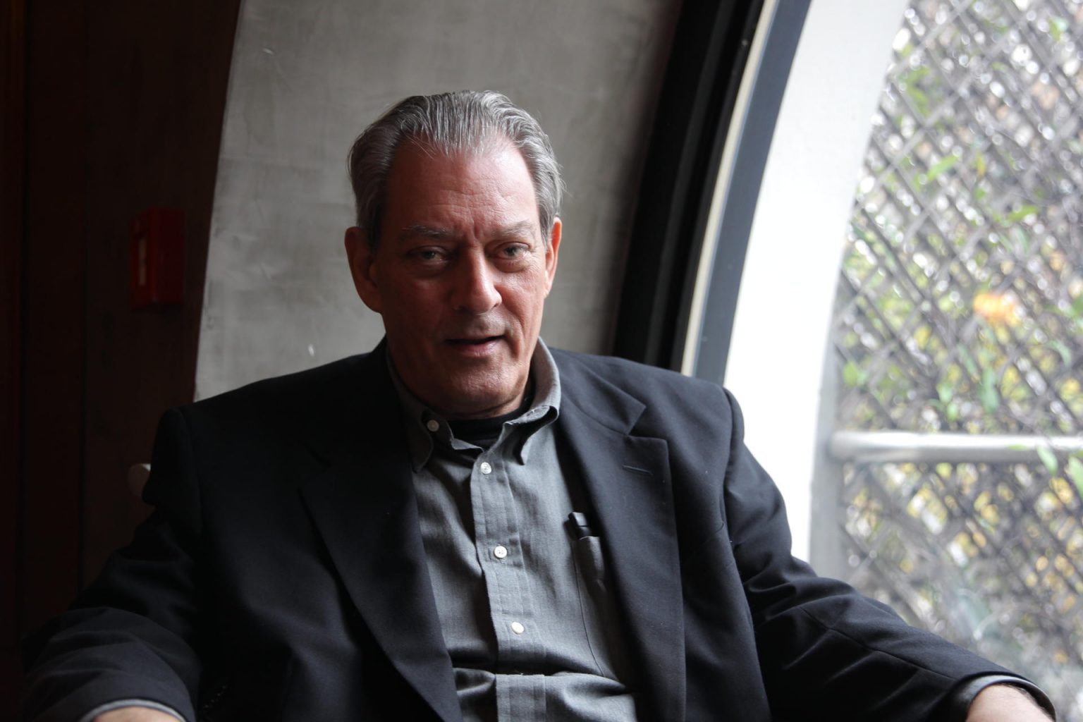 Escritor Paul Auster padece cáncer, revela su esposa