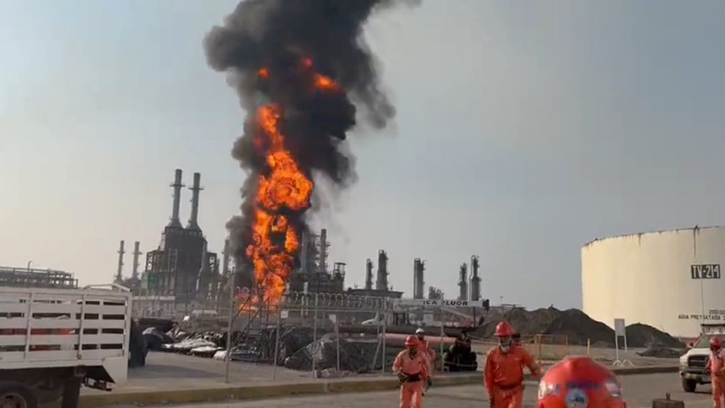 #Video Incendio en refinería de Salina Cruz obliga desalojo de empleados