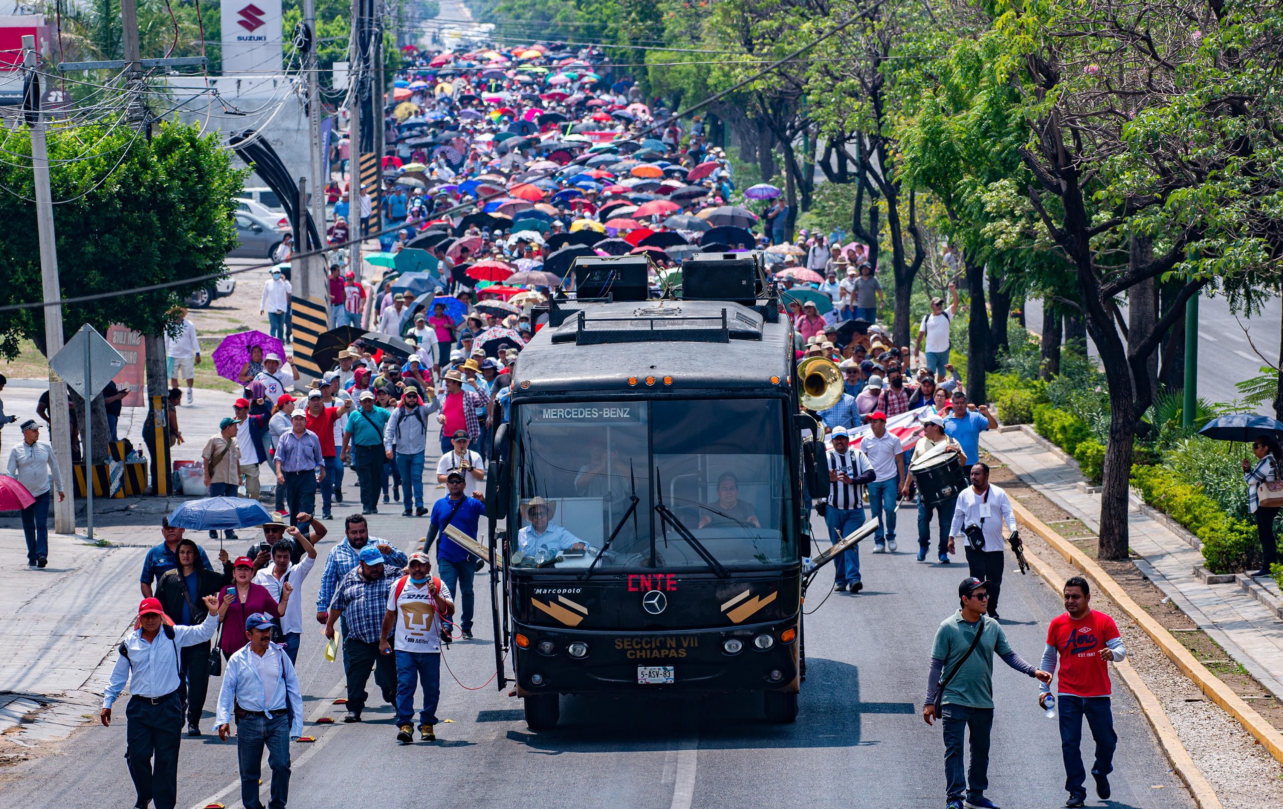 Miles de maestros marchan en Chiapas para exigir sus derechos