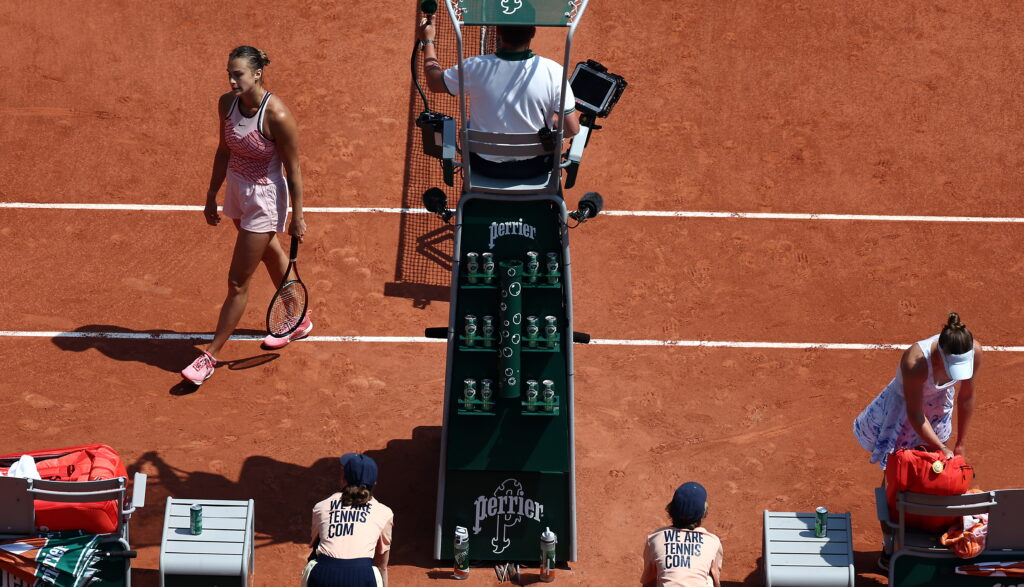 La ucraniana Elina Svitolina niega saludo a la bielorrusa Aryna Sabalenka en Roland Garros