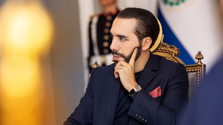 Bukele inscribe precandidatura a reelección a la Presidencia de El Salvador