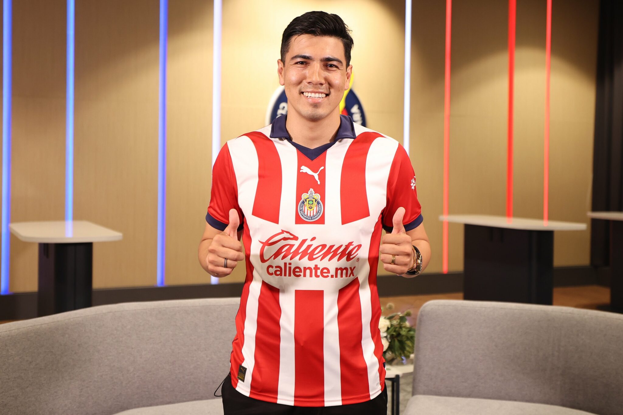 Erick Gutiérrez firma con Chivas de Guadalajara en su regreso al fútbol mexicano
