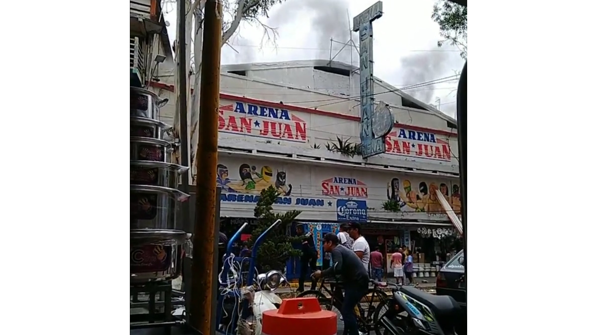 Incendio en la Arena San Juan de Neza deja dos muertos