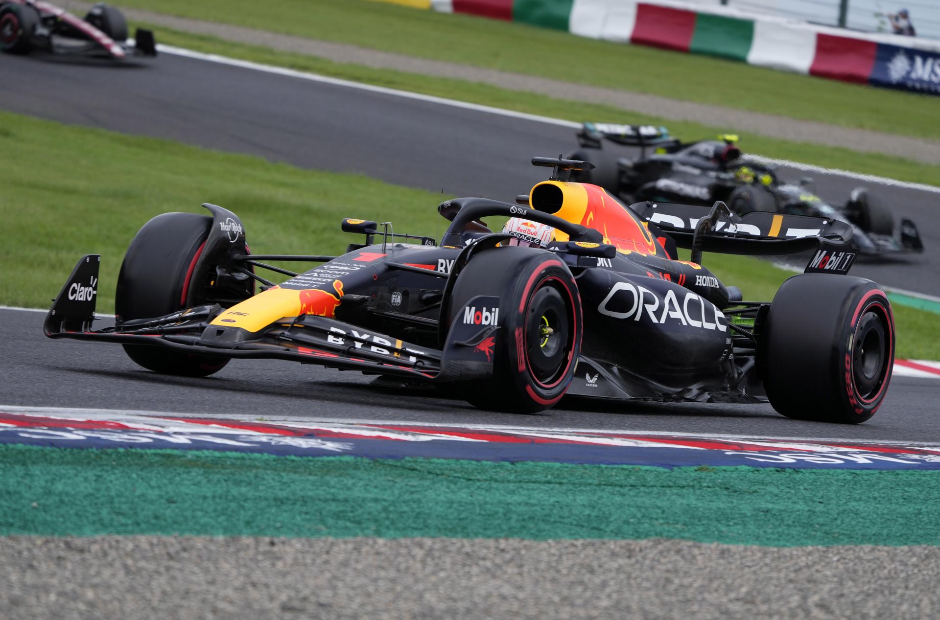 Verstappen lidera también los Libres 2 en Japón; Checo Pérez fue noveno