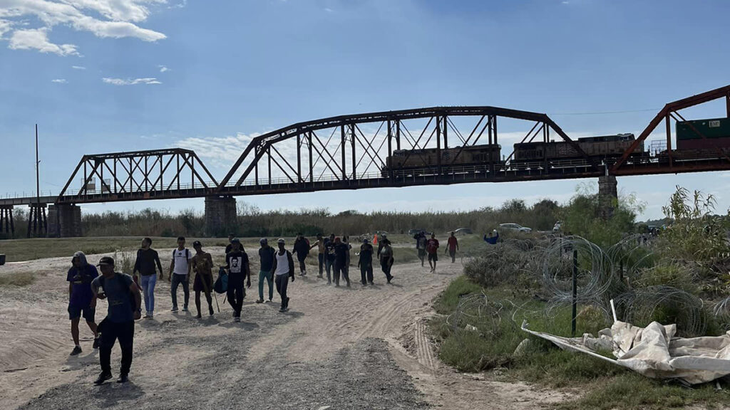 Eagle Pass extiende emergencia por migrantes; puente fronterizo seguirá ...