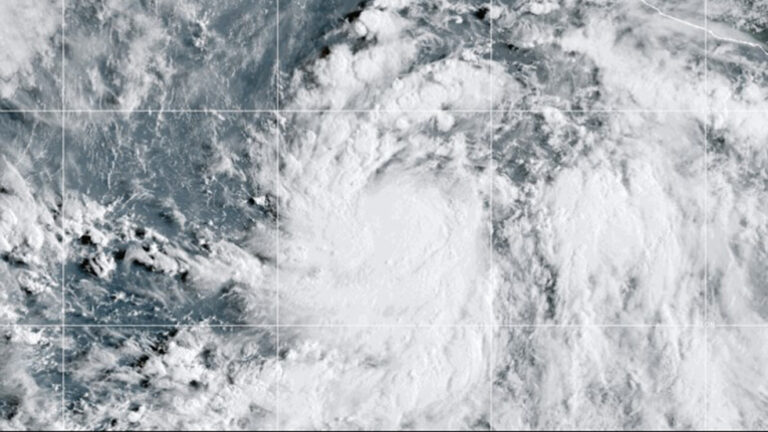 La tormenta tropical Jova surge en el Pacífico mexicano