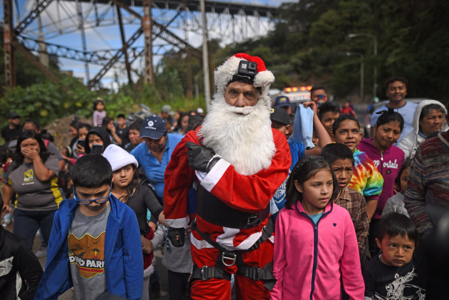 Bombero Héctor Chacón cumple su tradicional entrega de regalos de ...