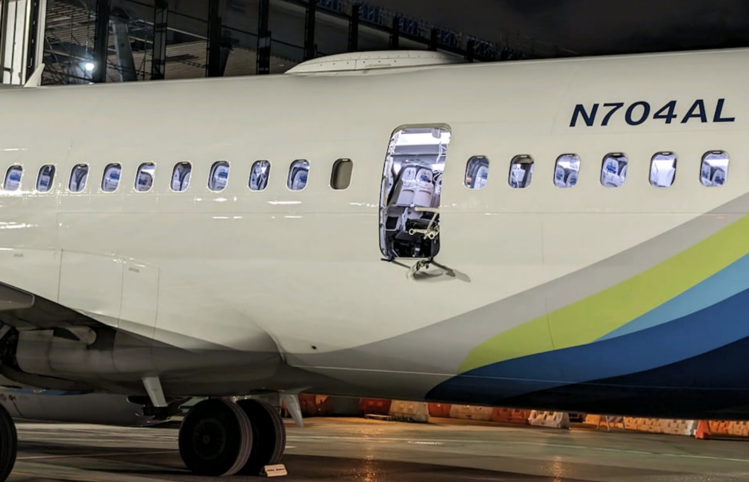 Avión aterriza a salvo en el aeropuerto de Portland pese a perder parte ...