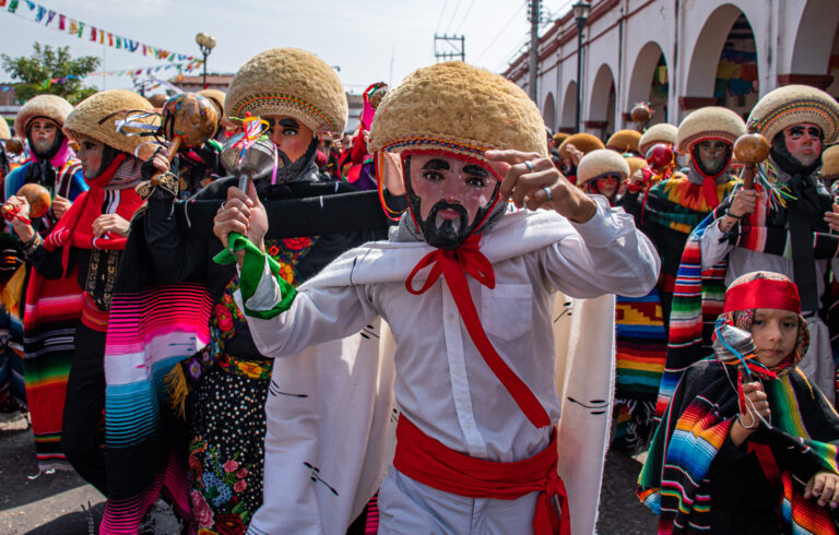 Miles de indígenas danzan en celebración de los parachicos