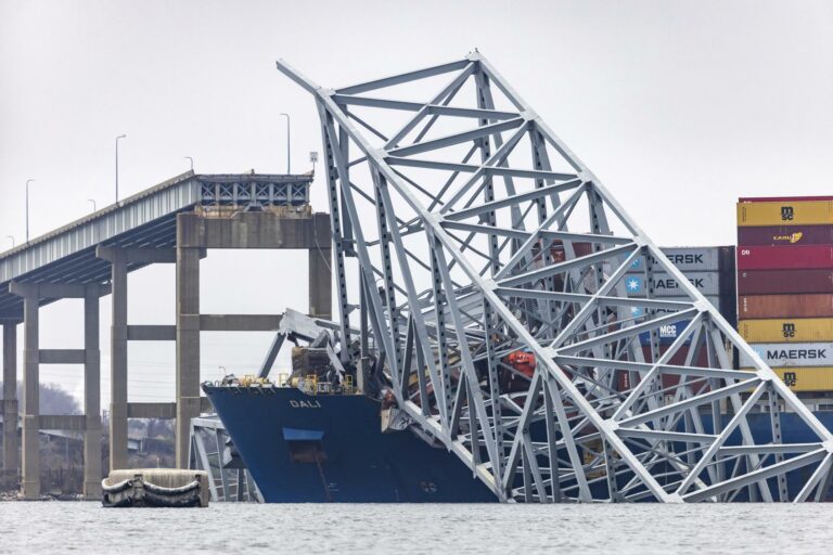Recuperan los cuerpos de dos víctimas del colapso de puente en ...