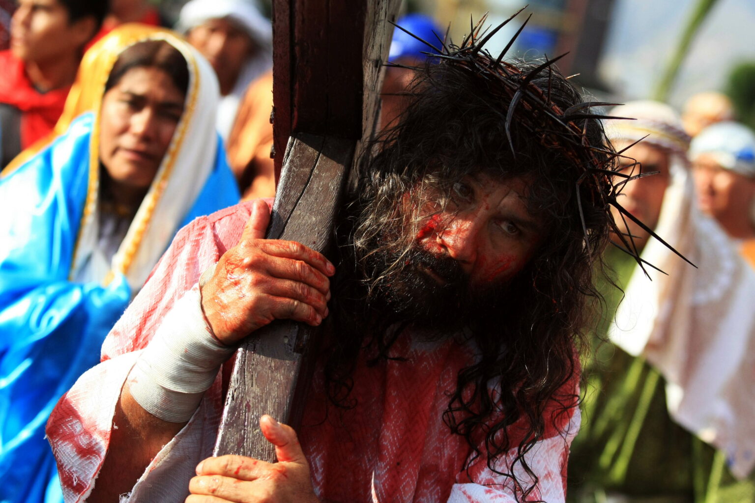 El "Cristo Cholo" recorre las calles de Lima seguido por cientos de ...