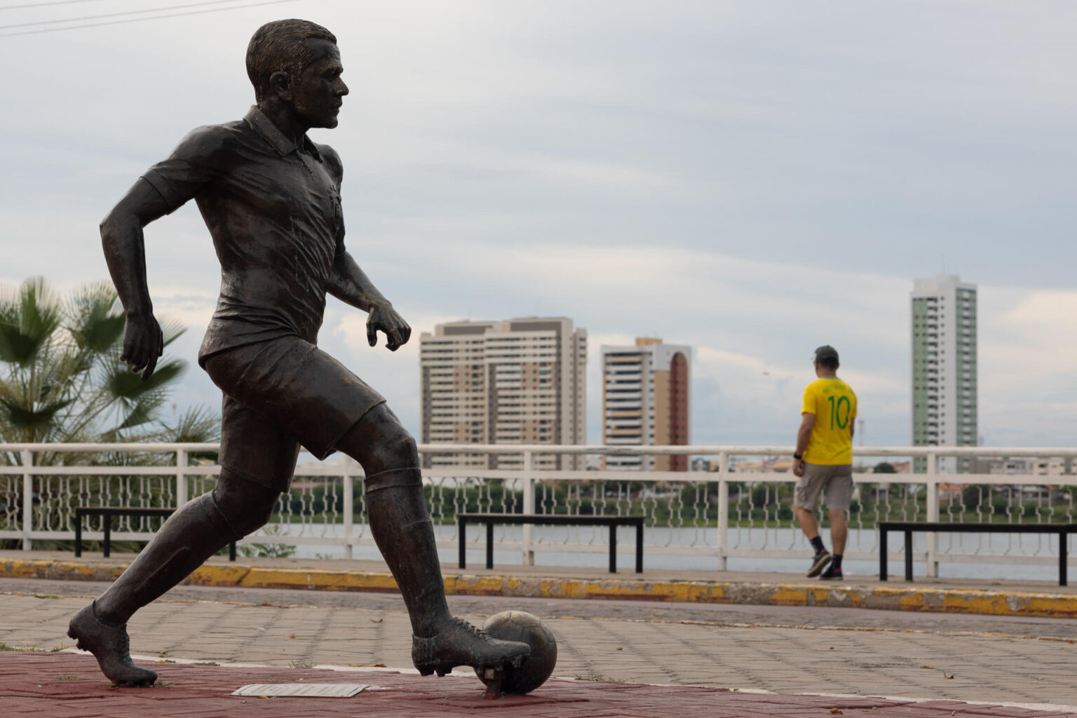 Retiran estatua en homenaje a Dani Alves en Brasil