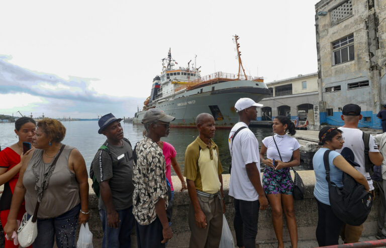 Cubanos se congregan en La Habana para ver la flotilla naval rusa