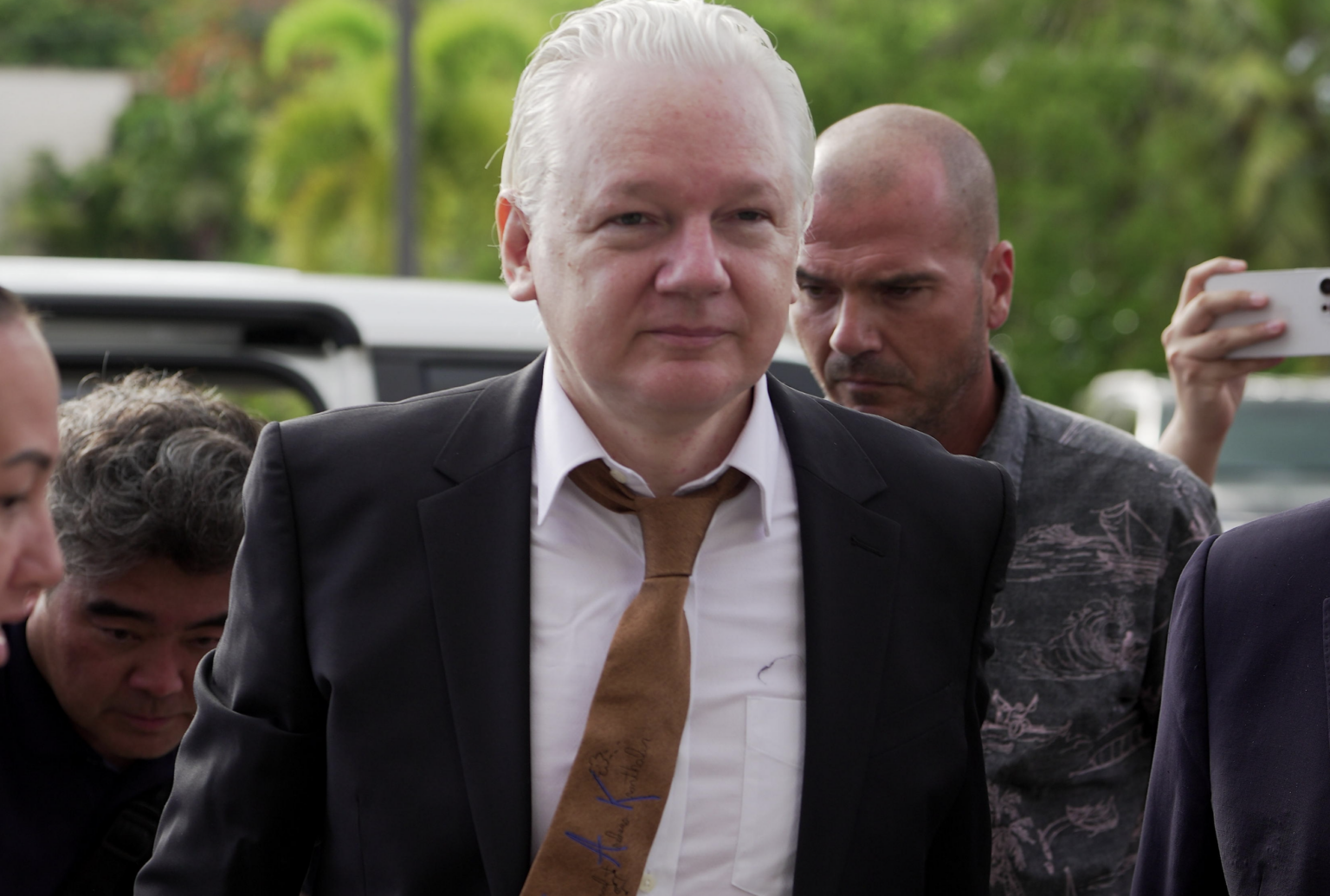 Simpatizantes de Assange celebran su primer cumpleaños en libertad en ...