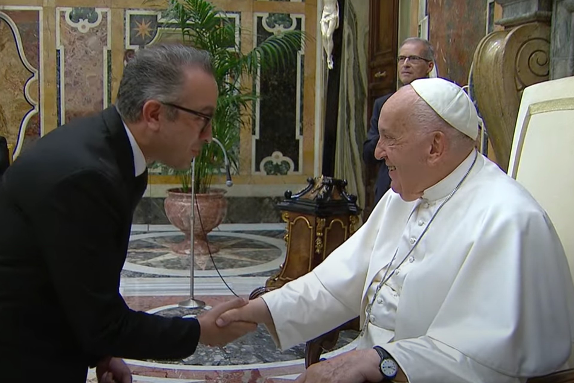 Papa Francisco se reúne con humoristas del mundo; "despiertan el sentido crítico haciendo reír ...