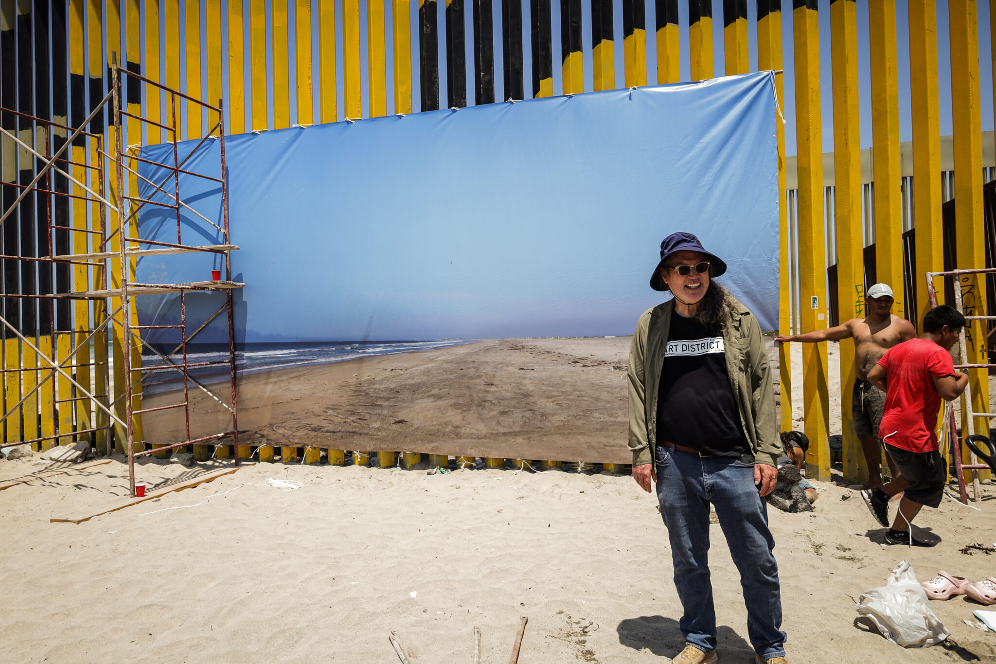 Artista de EE.UU. coloca una foto monumental en el muro con México para ...