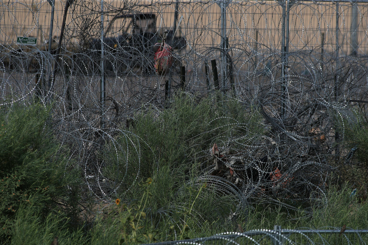Texas amplía su alambrada antimigrantes en la frontera con México