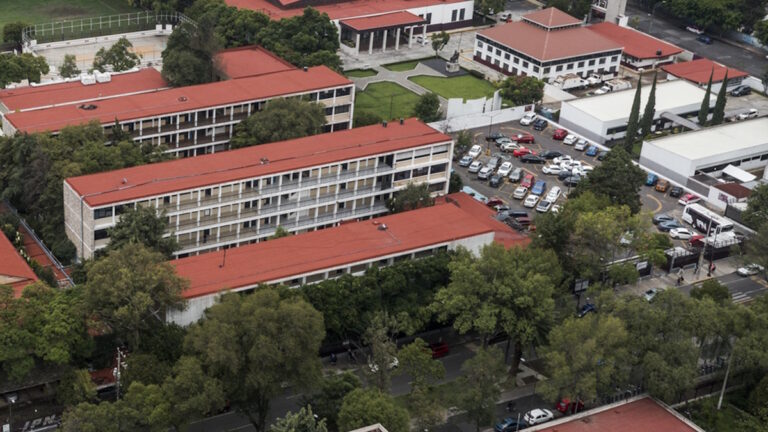 Encapuchados agreden a alumnos y personal del Cecyt 11