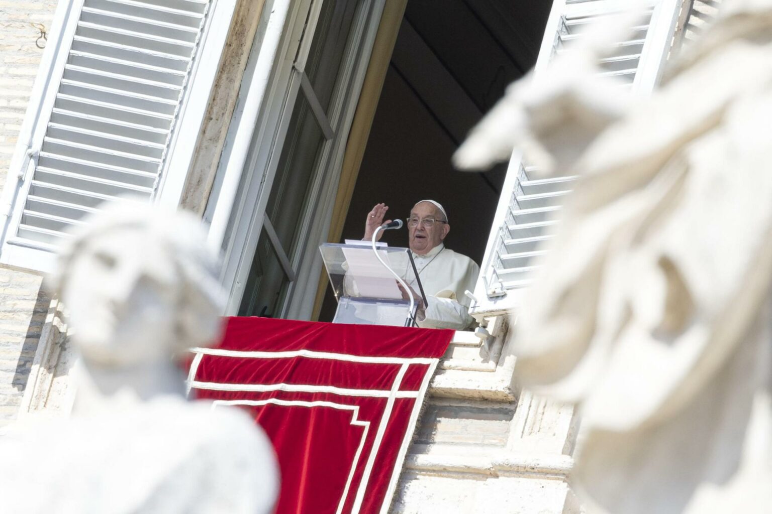 El papa pide "no cerra puertas" a migrantes