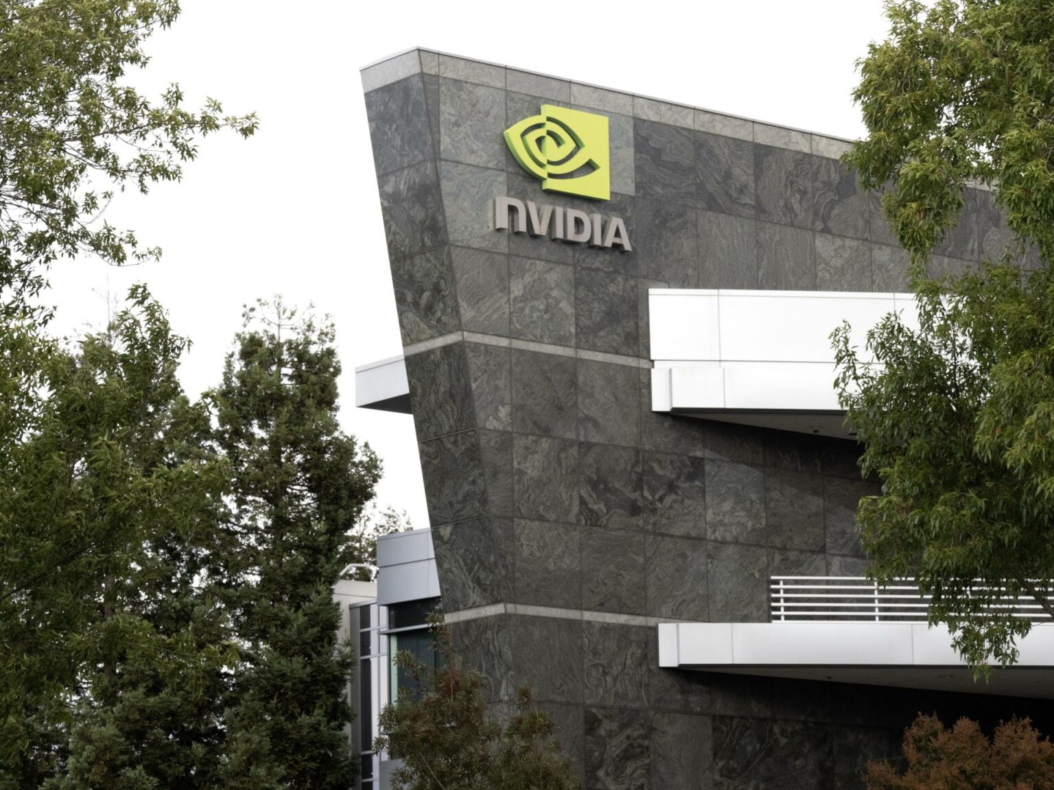 Nvidia pierde 600 mil mdd, la mayor caída diaria en historia de la bolsa