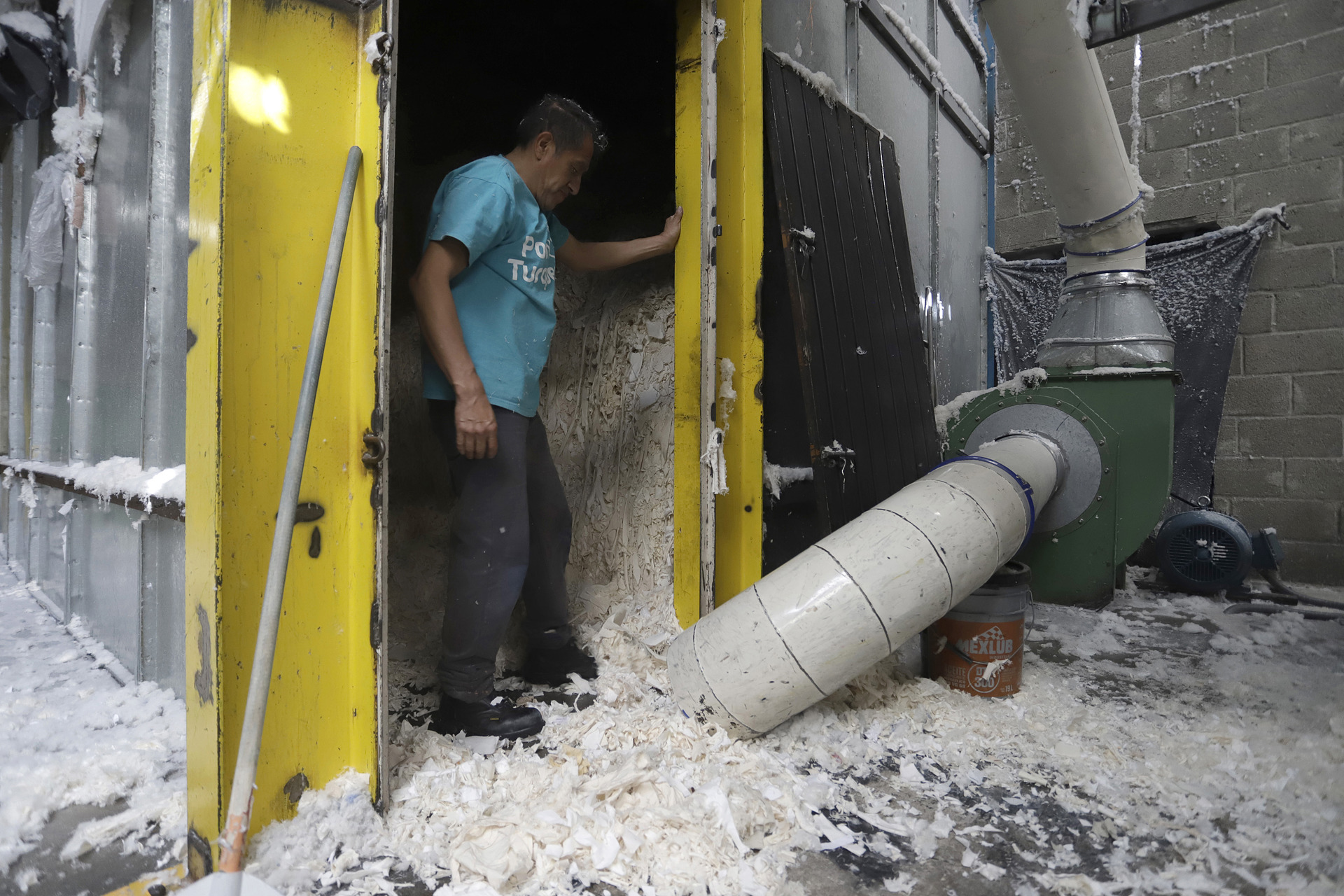 Dos hermanos de Tlaxcala fabrican ropa con desechos de la industria textil