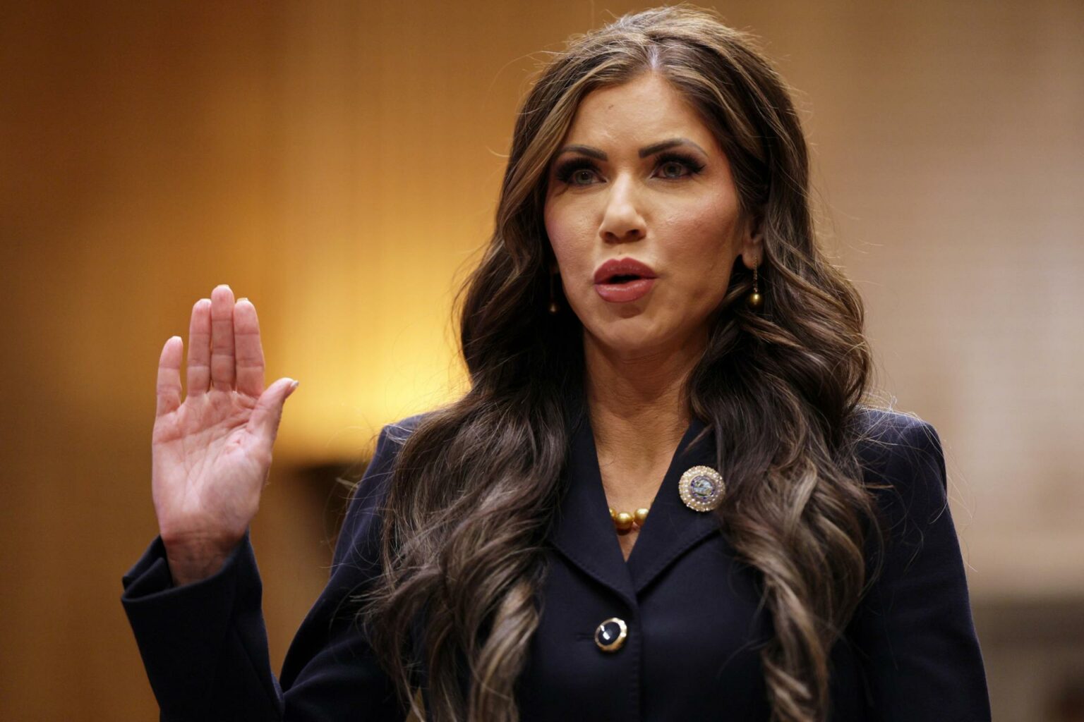 Kristi Noem, nominada para Seguridad Nacional de EE.UU., promete ...