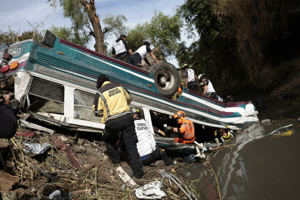 Aumenta a 51 cifra de muertos por accidente de autobús en Guatemala