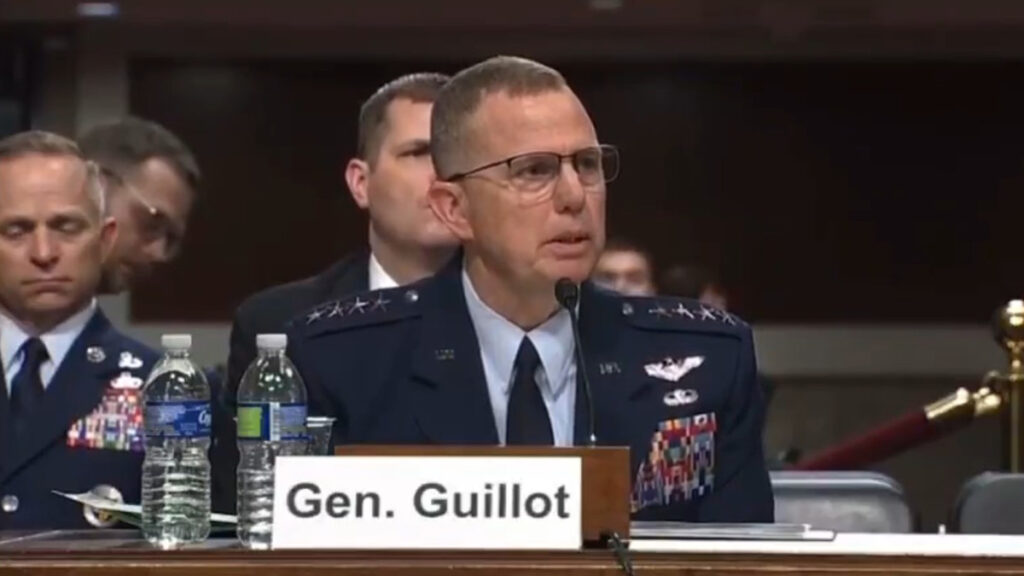 EE.UU. reconoce aumento de vuelos espía en México