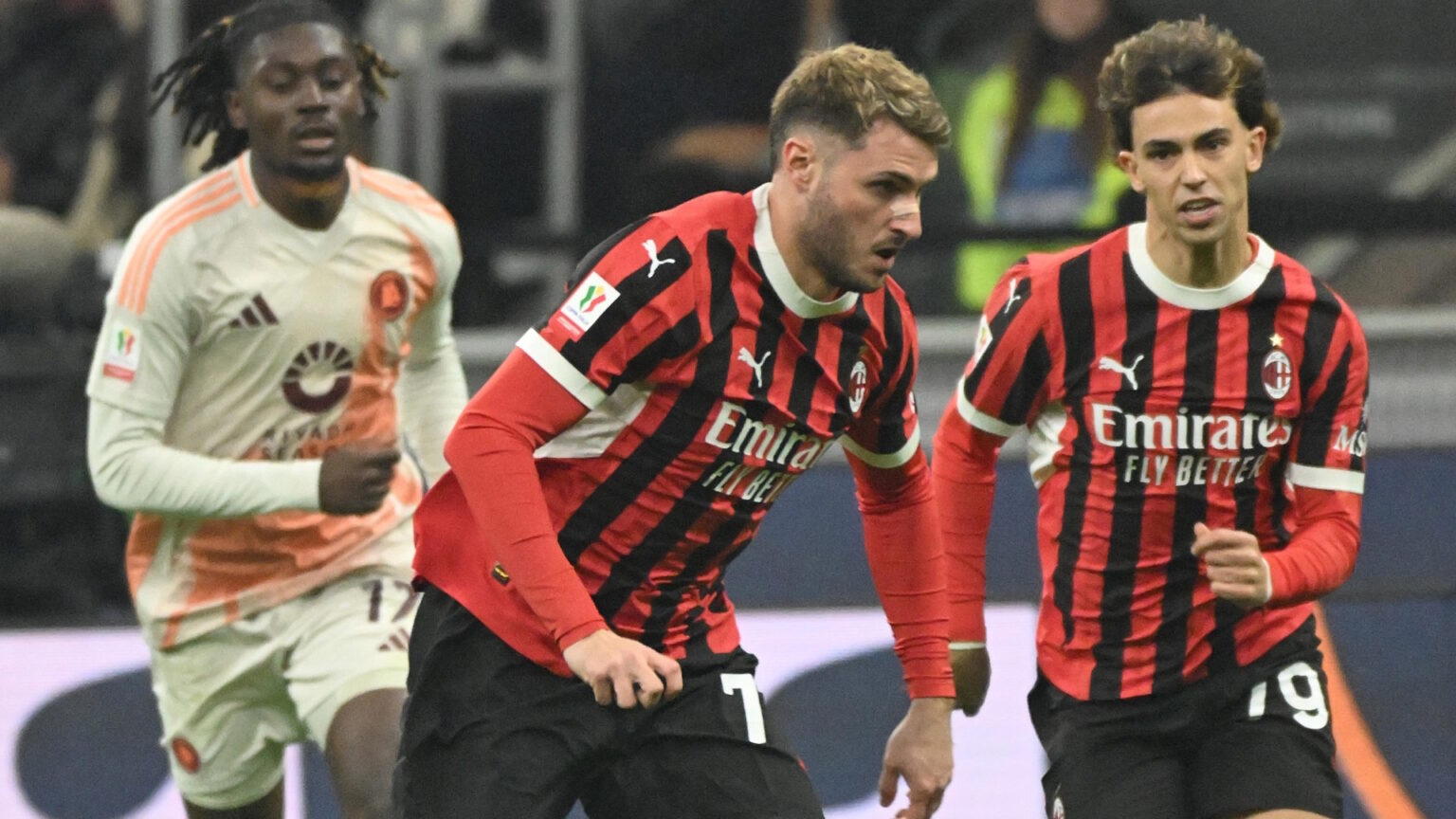 'Santi' Giménez asiste en debut con el Milan