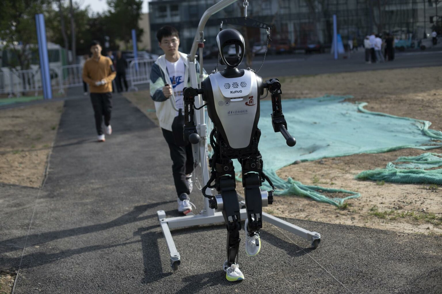 Robots y humanos competirán en un medio maratón en Pekín, China