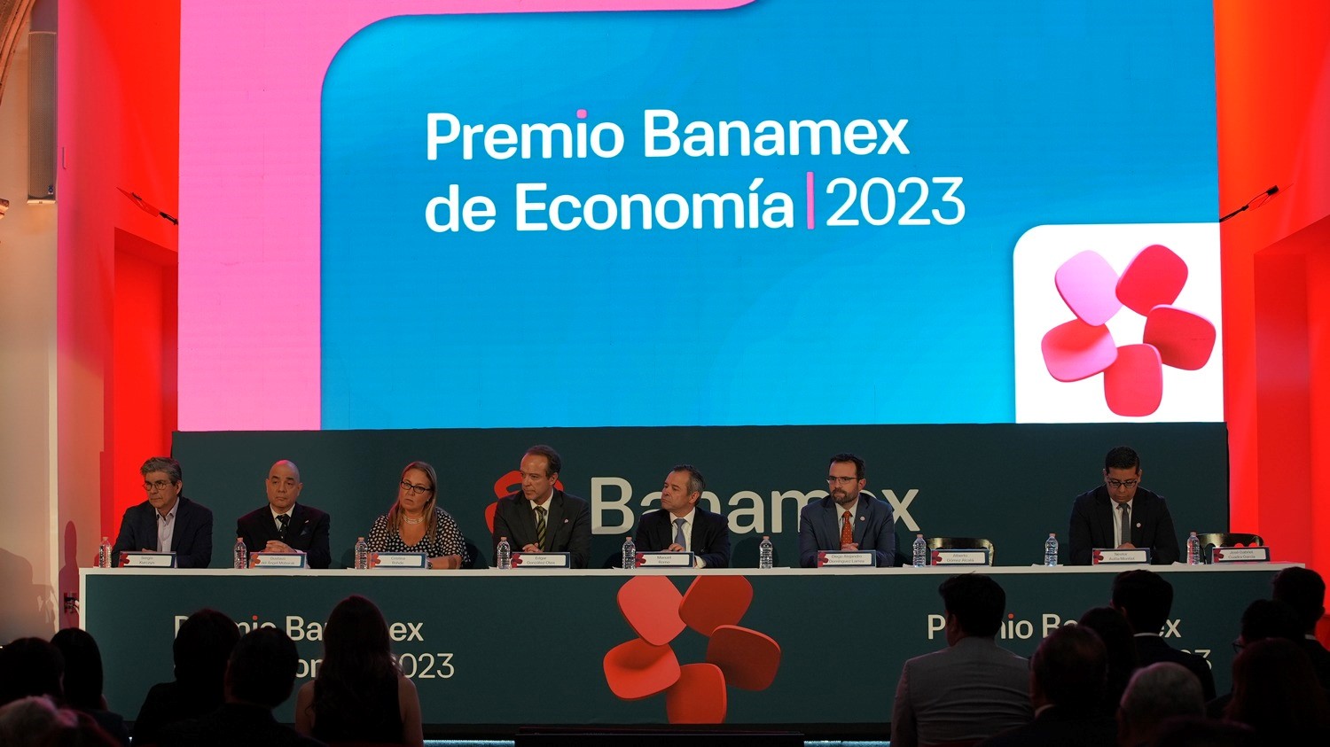 Entregan el Premio Banamex de Economía 2023