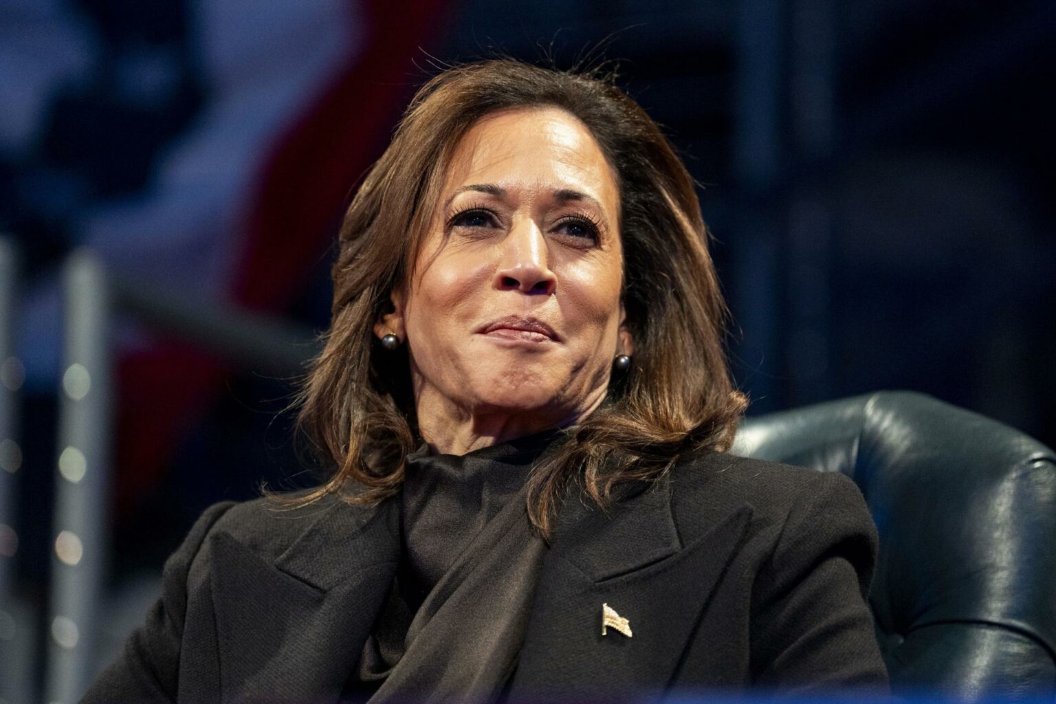 Reaparece Kamala Harris y alerta que EE.UU. está al borde de una ...